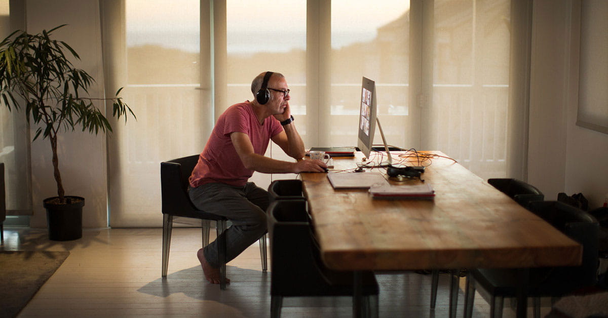 3 Work Desk Mistakes That Can Lead to Bad Posture & Muscle Pain ...